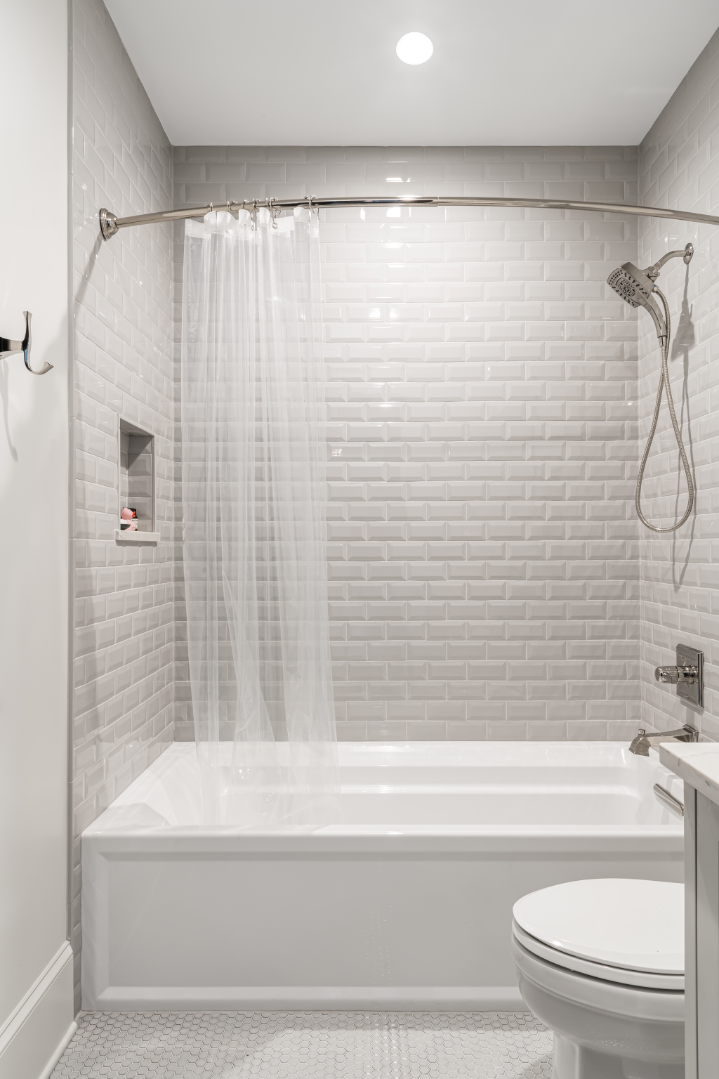 Freestanding Tubs Versus Built-In Tubs | What's Best For You