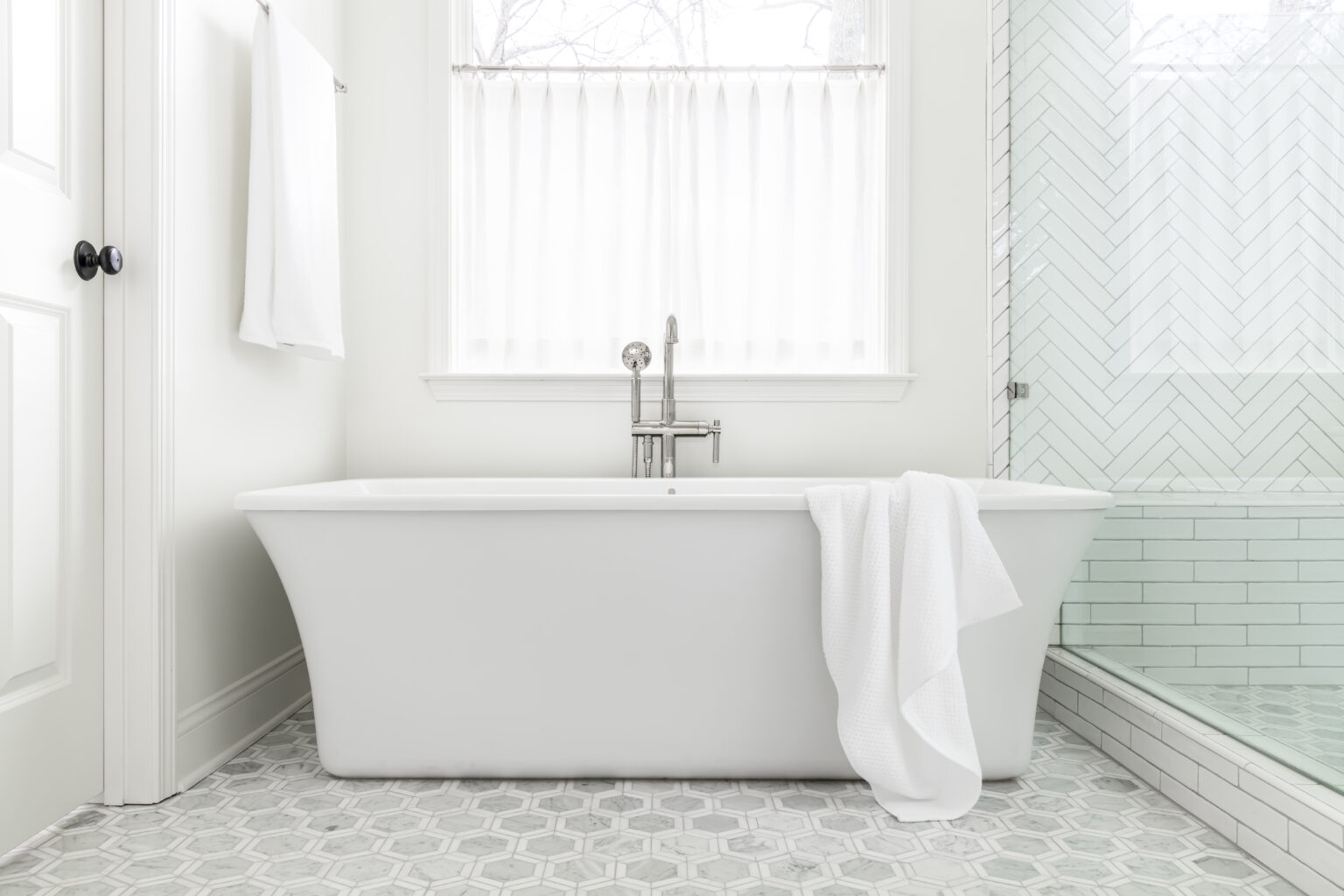 Freestanding Tubs Versus Built-In Tubs | What's Best For You